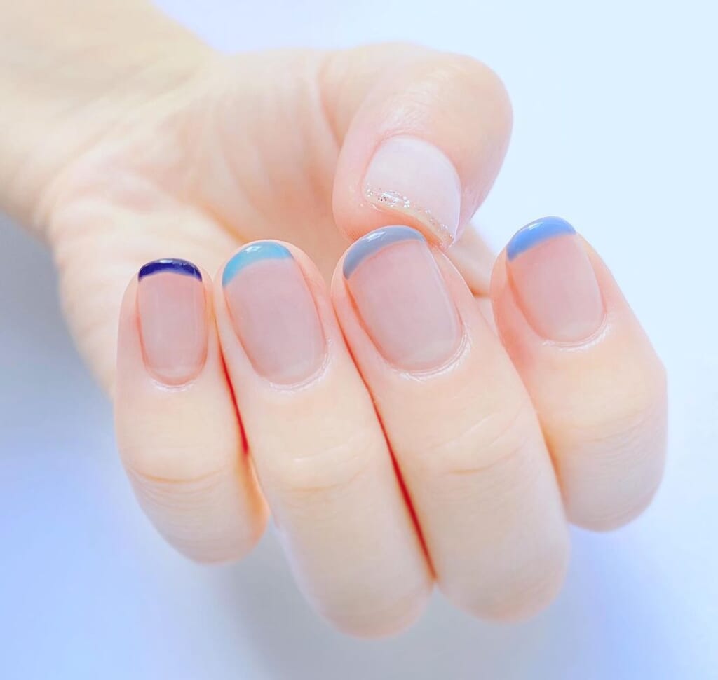 【最新版】水色のフレンチネイル16選！派手めからシンプルまで！ | Ailu | ネイリストのためのメデイア